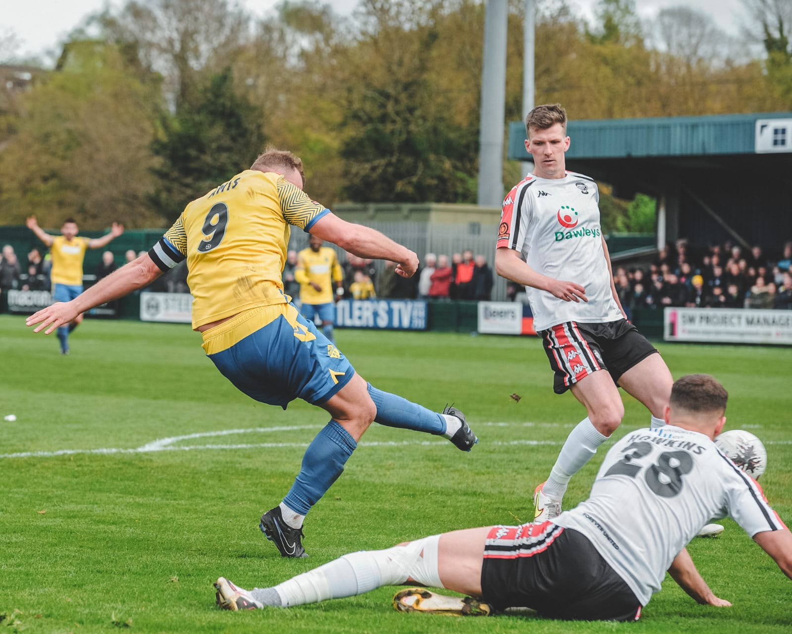 10-man Yellows sign off at home with defeat - Warrington Worldwide